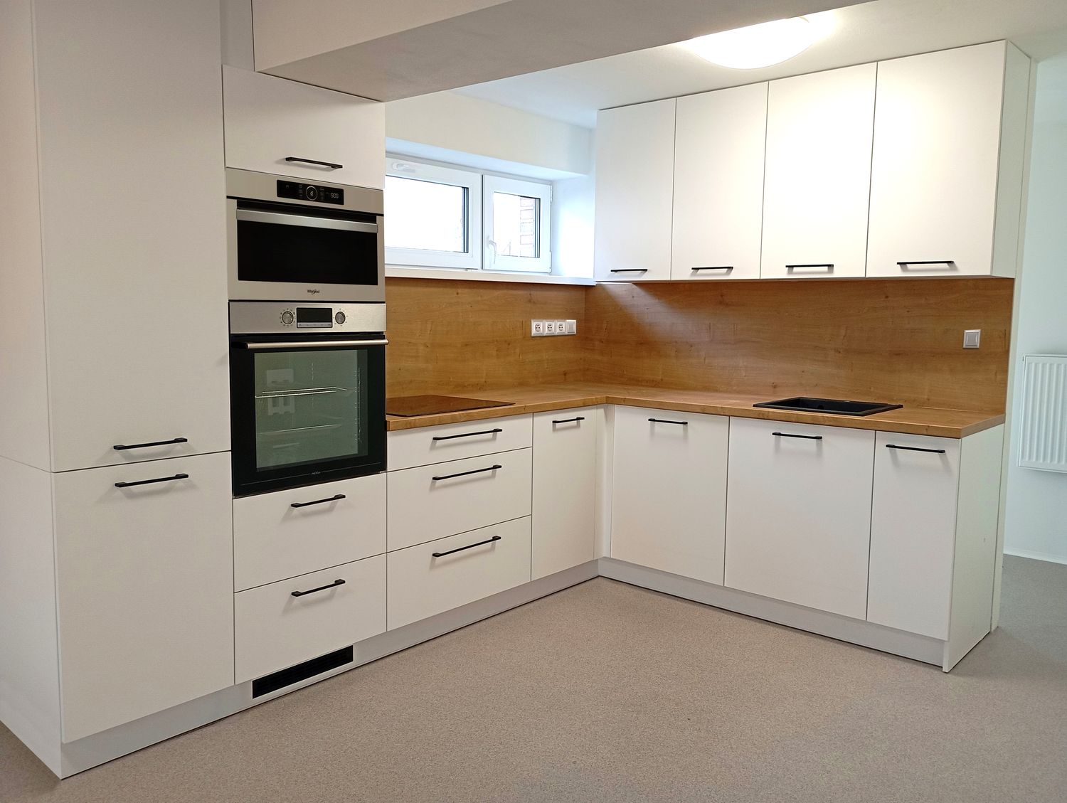 Bílá kuchyňská linka a dub hamilton | TREND nábytek